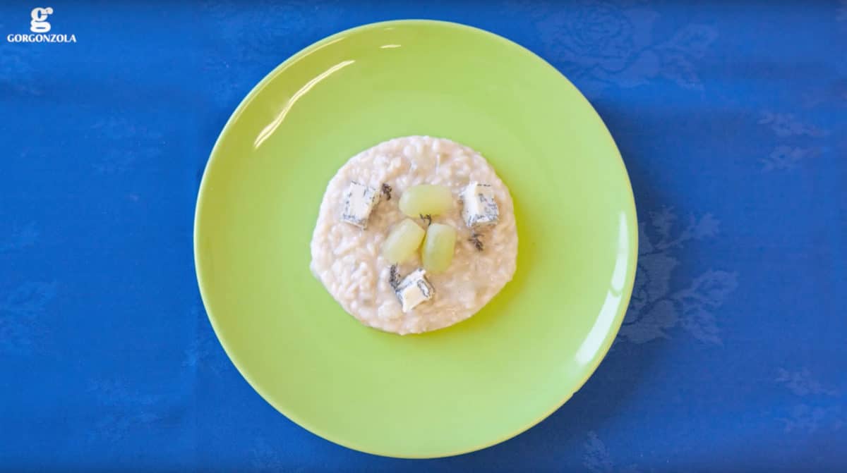 Risotto con queso Gorgonzola dulce y picante y uva blanca - Gorgonzola DOP